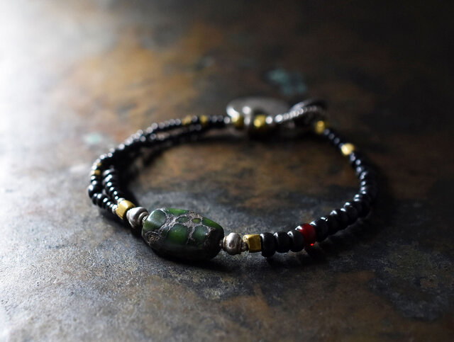 oldチベタンターコイズと血赤ホワイトハーツ、オリッサブラス＆チンシルバー、漆黒ビーズ、oldインドコインのブレス | iichi 日々の暮らしを心地よくするハンドメイドやアンティークの ...