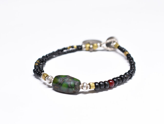 oldチベタンターコイズと血赤ホワイトハーツ、オリッサブラス＆チンシルバー、漆黒ビーズ、oldインドコインのブレス | iichi 日々の暮らしを心地よくするハンドメイドやアンティークの ...