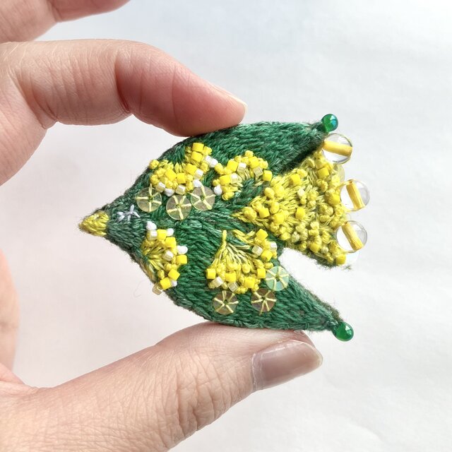 "mimoza " flower bird 刺繍鳥ブローチ 黄色いお花を纏う鳥ブローチ(ミモザ カラー) | iichi 日々の暮らしを心地よくするハンドメイドやアンティークのマーケットプレイス