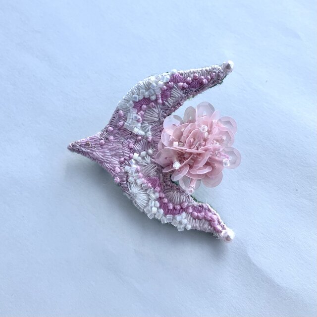 "spring flower bird " 春ヲ告げる鳥 刺繍鳥ブローチ 淡いピンクのお花を纏う鳥ブローチ | iichi 日々の暮らしを心地よくするハンドメイドやアンティークのマーケットプレイス