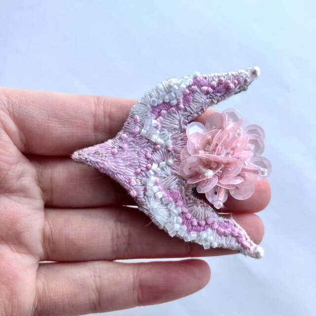 "spring flower bird " 春ヲ告げる鳥 刺繍鳥ブローチ 淡いピンクのお花を纏う鳥ブローチ | iichi 日々の暮らしを心地よくするハンドメイドやアンティークのマーケットプレイス