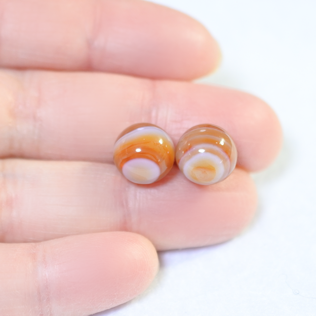 サードニクス・カーネリアンのスタッドピアス（10mm・チタンポスト） | iichi 日々の暮らしを心地よくするハンドメイドやアンティークのマーケットプレイス