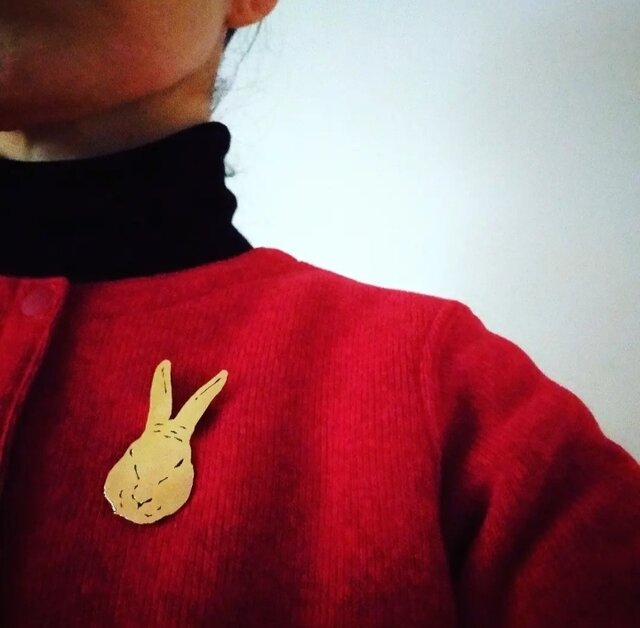 真鍮製ブローチ うさぎ (紙箱入) Brass brooch rabbit | iichi 日々の暮らしを心地よくするハンドメイドやアンティークのマーケットプレイス