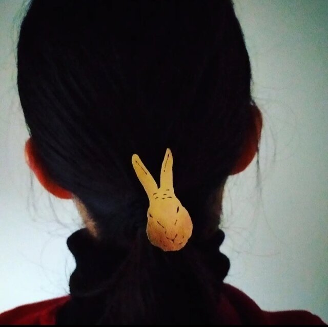 真鍮製ブローチ うさぎ (紙箱入) Brass brooch rabbit | iichi 日々の暮らしを心地よくするハンドメイドやアンティークのマーケットプレイス