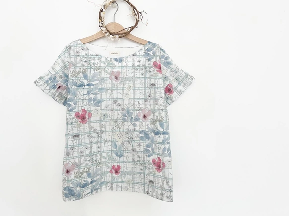 ♡予約商品：5月発送♡ Liberty : Irma's garden フリルフレンチスリーブブラウス | iichi 日々の暮らしを心地よくするハンドメイドやアンティークのマーケットプレイス