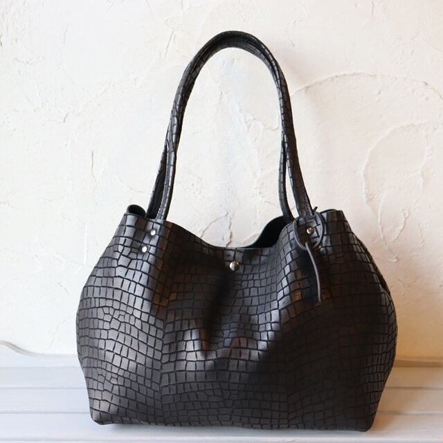 クロコダイル型押し ふわっと柔らか ブラックトート 革 ハンドメイド 3512 | iichi 日々の暮らしを心地よくするハンドメイドやアンティークのマーケットプレイス