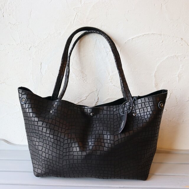 クロコダイル型押し ふわっと柔らか ブラックトート 革 ハンドメイド 3512 | iichi 日々の暮らしを心地よくするハンドメイドやアンティークのマーケットプレイス