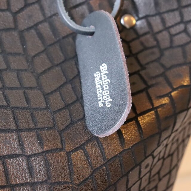 クロコダイル型押し ふわっと柔らか ブラックトート 革 ハンドメイド 3512 | iichi 日々の暮らしを心地よくするハンドメイドやアンティークのマーケットプレイス