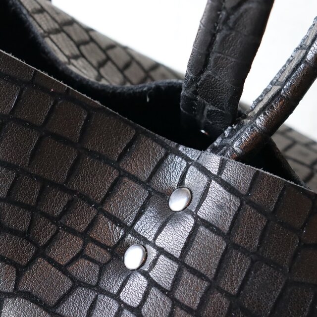 クロコダイル型押し ふわっと柔らか ブラックトート 革 ハンドメイド 3512 | iichi 日々の暮らしを心地よくするハンドメイドやアンティークのマーケットプレイス