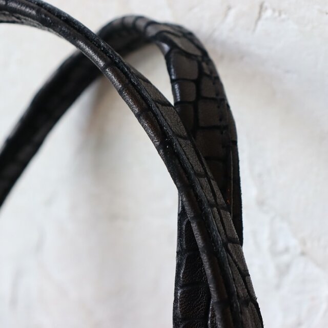 クロコダイル型押し ふわっと柔らか ブラックトート 革 ハンドメイド 3512 | iichi 日々の暮らしを心地よくするハンドメイドやアンティークのマーケットプレイス