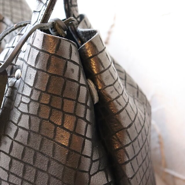 クロコダイル型押し ふわっと柔らか ブラックトート 革 ハンドメイド 3512 | iichi 日々の暮らしを心地よくするハンドメイドやアンティークのマーケットプレイス