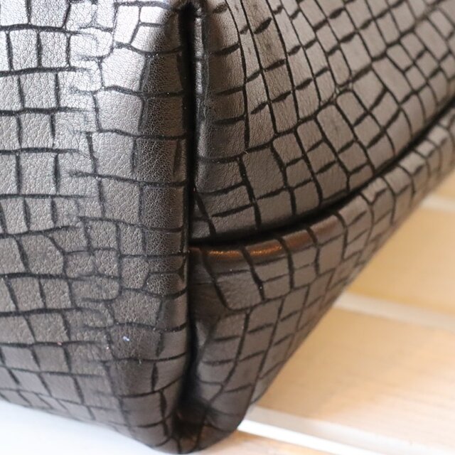 クロコダイル型押し ふわっと柔らか ブラックトート 革 ハンドメイド 3512 | iichi 日々の暮らしを心地よくするハンドメイドやアンティークのマーケットプレイス