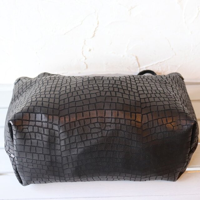 クロコダイル型押し ふわっと柔らか ブラックトート 革 ハンドメイド 3512 | iichi 日々の暮らしを心地よくするハンドメイドやアンティークのマーケットプレイス