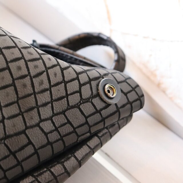 クロコダイル型押し ふわっと柔らか ブラックトート 革 ハンドメイド 3512 | iichi 日々の暮らしを心地よくするハンドメイドやアンティークのマーケットプレイス