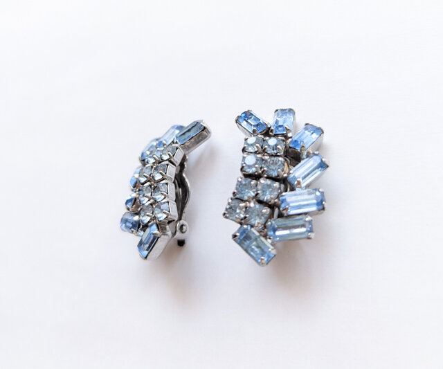 WEISS ライトブルーラインストーン イヤリング | iichi 日々の暮らしを心地よくするハンドメイドやアンティークのマーケットプレイス