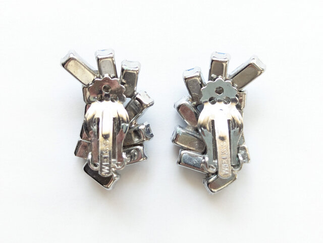 WEISS ライトブルーラインストーン イヤリング | iichi 日々の暮らしを心地よくするハンドメイドやアンティークのマーケットプレイス