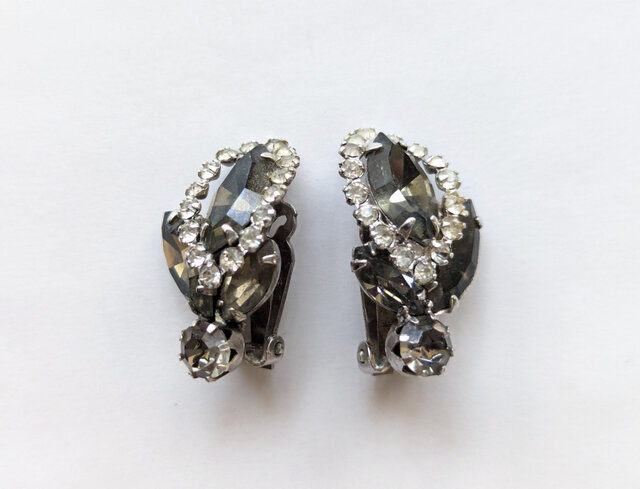 WEISS スモーキーグレイ ラインストーン イヤリング | iichi 日々の暮らしを心地よくするハンドメイドやアンティークのマーケットプレイス