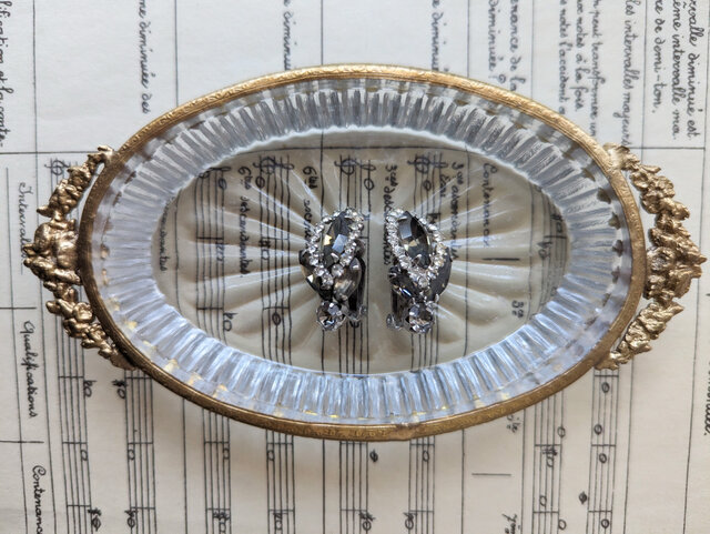 WEISS スモーキーグレイ ラインストーン イヤリング | iichi 日々の暮らしを心地よくするハンドメイドやアンティークのマーケットプレイス