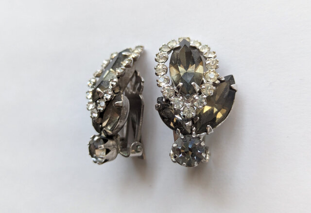 WEISS スモーキーグレイ ラインストーン イヤリング | iichi 日々の暮らしを心地よくするハンドメイドやアンティークのマーケットプレイス