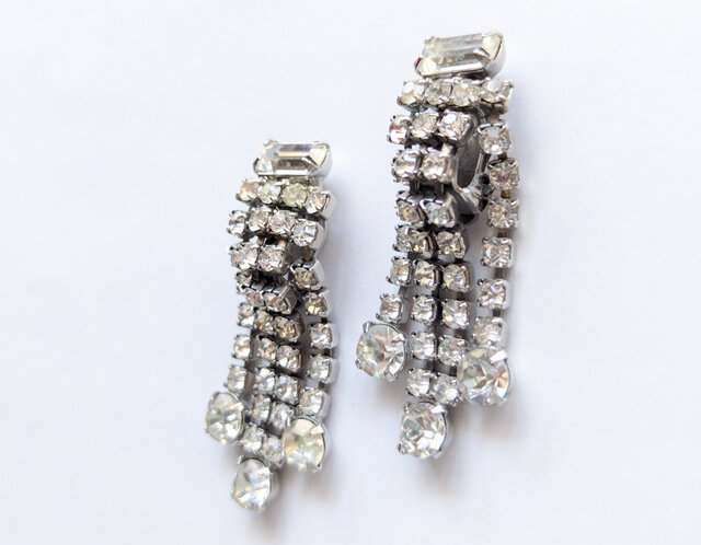 WEISS ラインストーン イヤリング | iichi 日々の暮らしを心地よくするハンドメイドやアンティークのマーケットプレイス