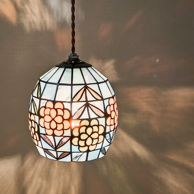 可憐な花模様＊ステンドグラス ペンダントライト E26大きい電球用 | iichi 日々の暮らしを心地よくするハンドメイドやアンティークのマーケットプレイス