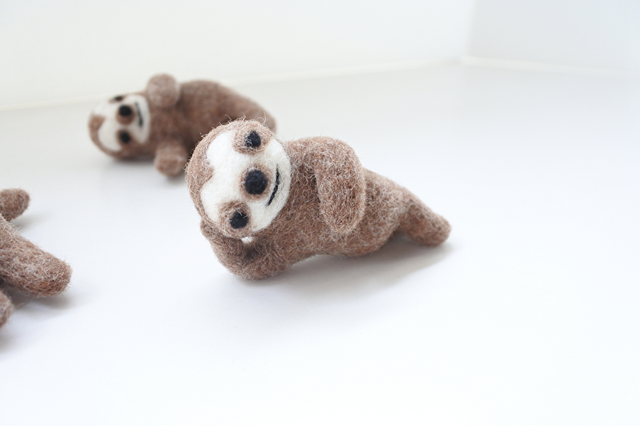 なまけもののナマケモノ（横寝2） | iichi 日々の暮らしを心地よくするハンドメイドやアンティークのマーケットプレイス