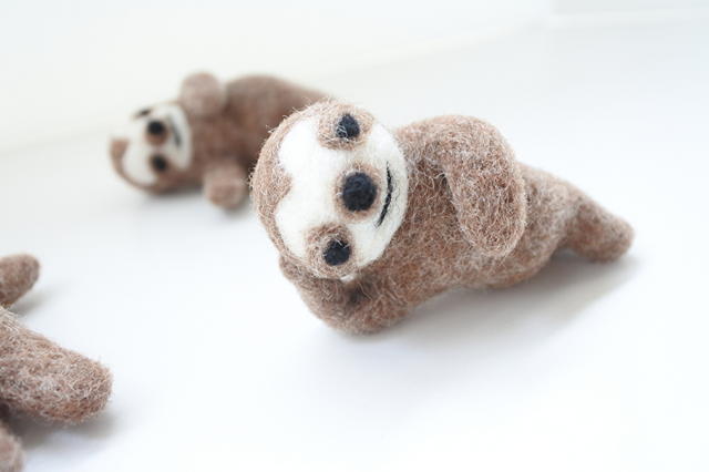 なまけもののナマケモノ（横寝2） | iichi 日々の暮らしを心地よくするハンドメイドやアンティークのマーケットプレイス