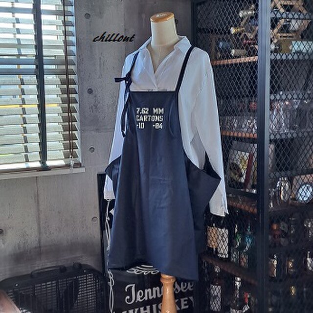 【背中がかわいい】エプロンドレス：ネイビー×ミリタリーステンシル【0611】 | iichi 日々の暮らしを心地よくするハンドメイドやアンティークのマーケットプレイス