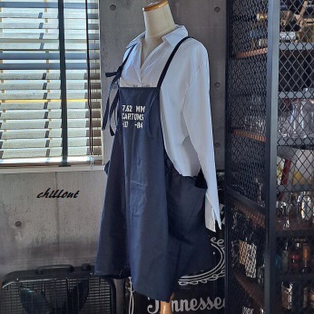 【背中がかわいい】エプロンドレス：ネイビー×ミリタリーステンシル【0611】 | iichi 日々の暮らしを心地よくするハンドメイドやアンティークのマーケットプレイス