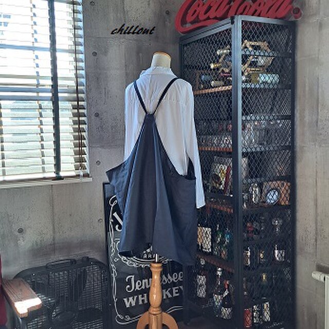 【背中がかわいい】エプロンドレス：ネイビー×ミリタリーステンシル【0611】 | iichi 日々の暮らしを心地よくするハンドメイドやアンティークのマーケットプレイス