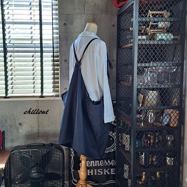 【背中がかわいい】エプロンドレス：ネイビー×ミリタリーステンシル【0611】 | iichi 日々の暮らしを心地よくするハンドメイドやアンティークのマーケットプレイス