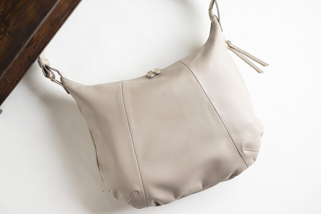 柔らかな本革ショルダーバッグ 軽量 シュリンクレザー グレージュ 牛革 ak-20cs | iichi 日々の暮らしを心地よくするハンドメイドやアンティークのマーケットプレイス