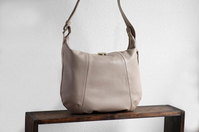 柔らかな本革ショルダーバッグ 軽量 シュリンクレザー グレージュ 牛革 ak-20cs | iichi 日々の暮らしを心地よくするハンドメイドやアンティークのマーケットプレイス