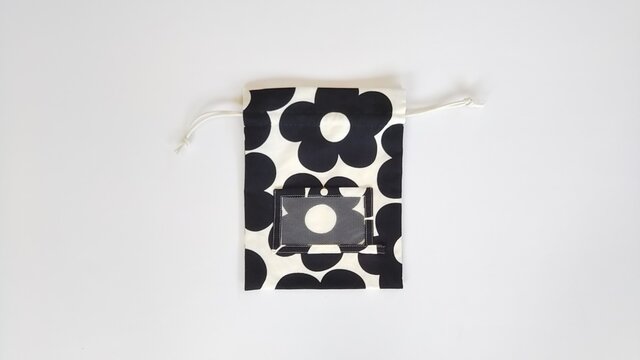 花柄の巾着袋 ＋〖 notice 〗ダブルひも 黒 | iichi 日々の暮らしを心地よくするハンドメイドやアンティークのマーケットプレイス