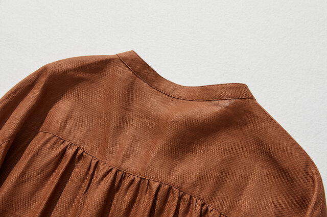 きれいな落ち感とニュアンスのある風合いが楽しめるブラウス リネン100％ 暗い橙色 240322-4 | iichi 日々の暮らしを心地よくするハンドメイドやアンティークのマーケットプレイス