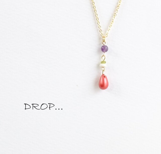 d86-184【ルージュレッド】チェコドロップと【アイドクレース】のアレンジネックレス | iichi 日々の暮らしを心地よくするハンドメイドやアンティークのマーケットプレイス