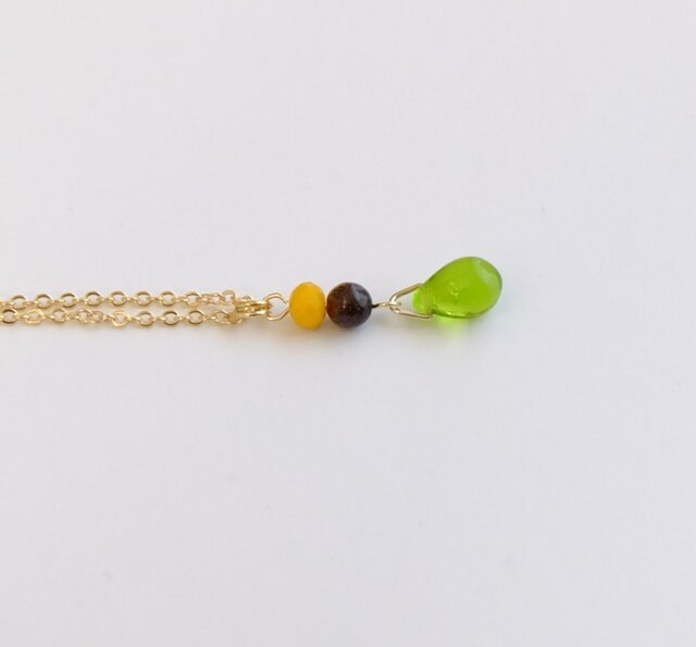 d153-155【本来の実力を発揮させる】ブロンザイトと【キウイ】チェコドロップのアレンジネックレス | iichi 日々の暮らしを心地よくするハンドメイドやアンティークのマーケットプレイス