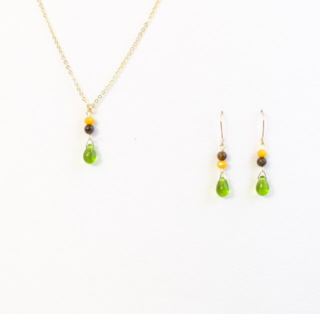 d153-155【本来の実力を発揮させる】ブロンザイトと【キウイ】チェコドロップのアレンジネックレス | iichi 日々の暮らしを心地よくするハンドメイドやアンティークのマーケットプレイス