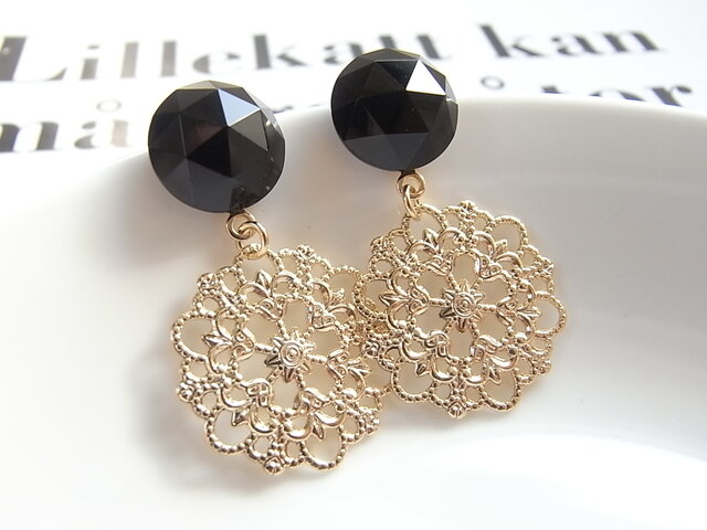 カットが素敵。オニキスカボションと透かしのピアス★3044 | iichi 日々の暮らしを心地よくするハンドメイドやアンティークのマーケットプレイス