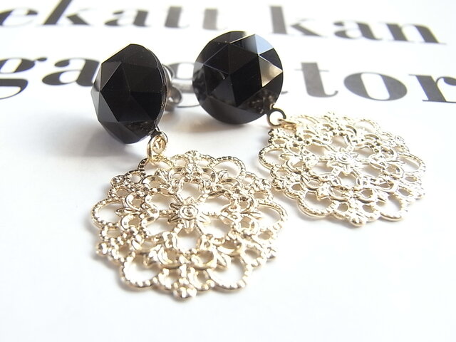 カットが素敵。オニキスカボションと透かしのピアス★3044 | iichi 日々の暮らしを心地よくするハンドメイドやアンティークのマーケットプレイス