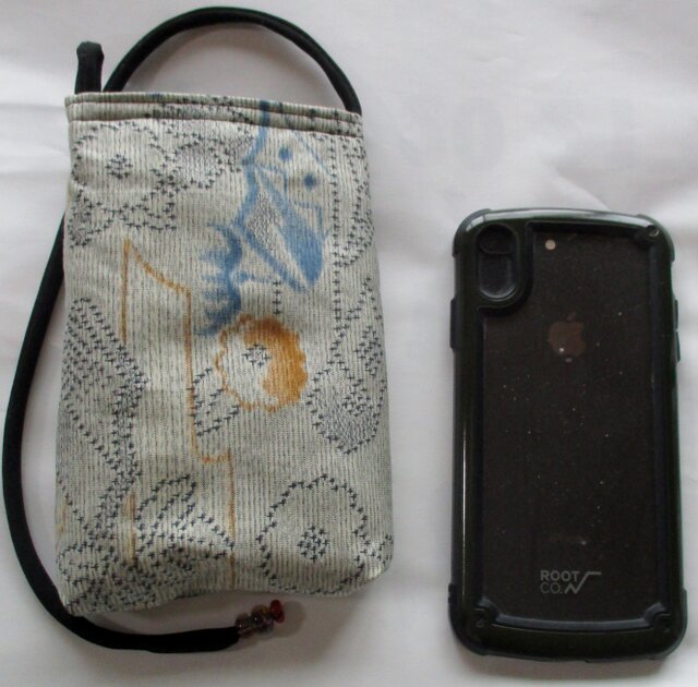 7676 長襦袢で作ったスマホポーチ＃送料無料 | iichi 日々の暮らしを心地よくするハンドメイドやアンティークのマーケットプレイス