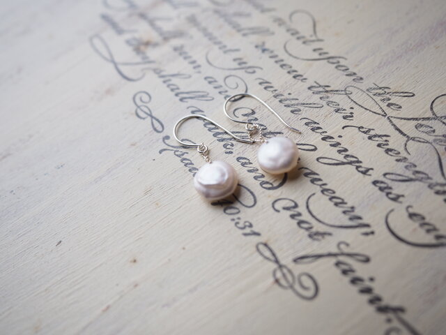 小さなお月さまのようなびわ湖パールピアス | iichi 日々の暮らしを心地よくするハンドメイドやアンティークのマーケットプレイス