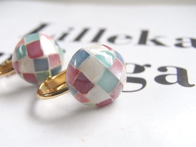 ナチュラル感が好き モザイクシェルのイヤリング（カラフル）★3189 | iichi 日々の暮らしを心地よくするハンドメイドやアンティークのマーケットプレイス