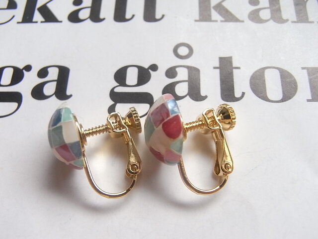 ナチュラル感が好き モザイクシェルのイヤリング（カラフル）★3189 | iichi 日々の暮らしを心地よくするハンドメイドやアンティークのマーケットプレイス