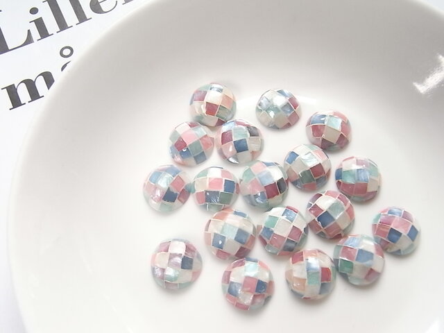 ナチュラル感が好き モザイクシェルのイヤリング（カラフル）★3189 | iichi 日々の暮らしを心地よくするハンドメイドやアンティークのマーケットプレイス