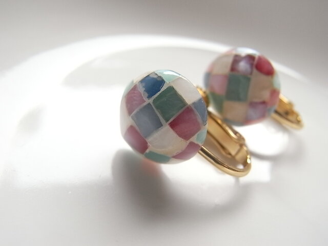 ナチュラル感が好き モザイクシェルのイヤリング（カラフル）★3189 | iichi 日々の暮らしを心地よくするハンドメイドやアンティークのマーケットプレイス