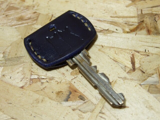 2匹猫刻印のアールのキーカバー ルガトネイビー×ベージュ | iichi 日々の暮らしを心地よくするハンドメイドやアンティークのマーケットプレイス