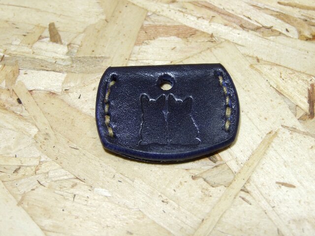 2匹猫刻印のアールのキーカバー ルガトネイビー×ベージュ | iichi 日々の暮らしを心地よくするハンドメイドやアンティークのマーケットプレイス