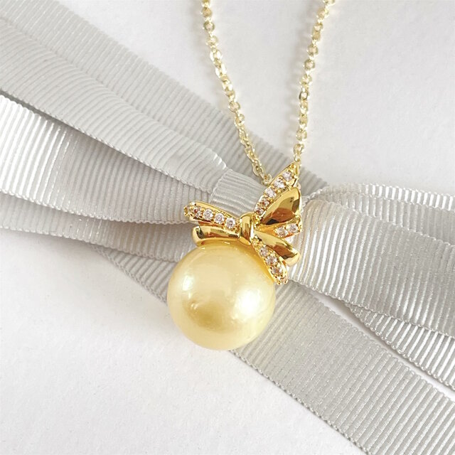 Outlet 南洋パール ペールイエロー リボンのペンダント(1.2cm) | iichi 日々の暮らしを心地よくするハンドメイドやアンティークのマーケットプレイス