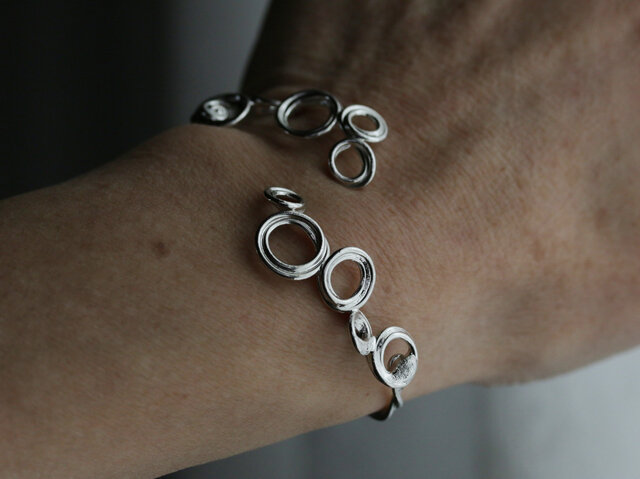 錫のバングル TOLOLY E | iichi 日々の暮らしを心地よくするハンドメイドやアンティークのマーケットプレイス